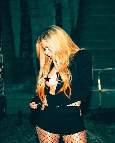 Insta Avril Lavigne Shows Her Right Boob Censored Nipple